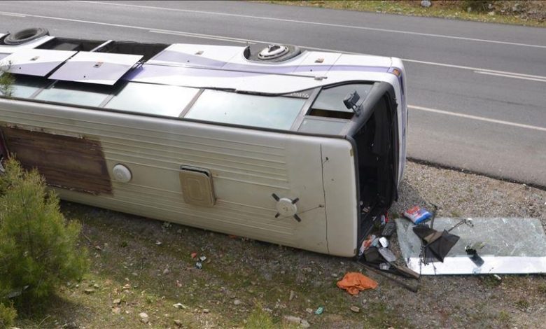 Jedna osoba poginula, 25 povrijeđeno u prevrtanju autobusa kod Leskovca ... Jedna osoba poginula, 25 povrijeđeno u prevrtanju autobusa kod Leskovca ...