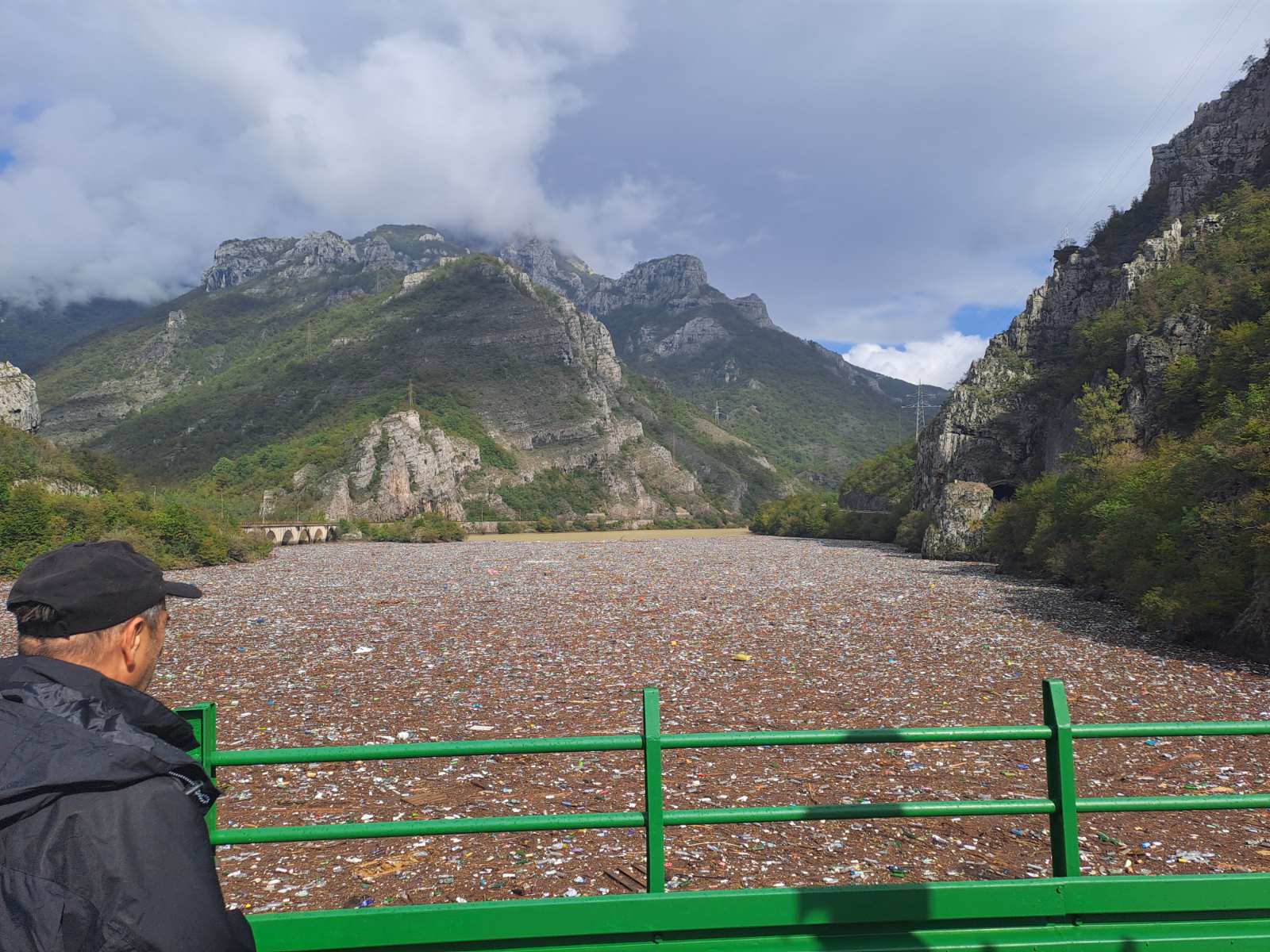 (FOTO) Gomile otpada skupljaju se na branama “Grabovica” i “Jablanica ...