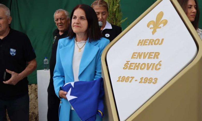 Otkriven spomenik komandantu Enveru Šehoviću i njegovim saborcima ...